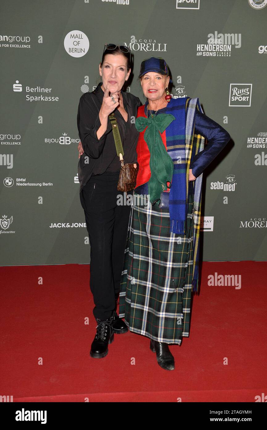Katy Karrenbauer und Barbara Engel bei der Promi-Tüten Packaktion ...