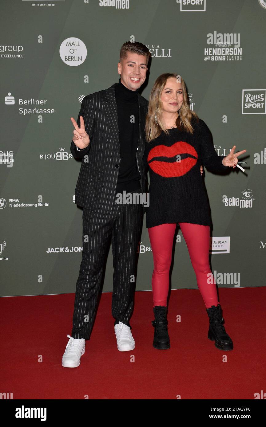 Maximilian Seitz und Regina Halmich bei der Promi-Tüten Packaktion ...