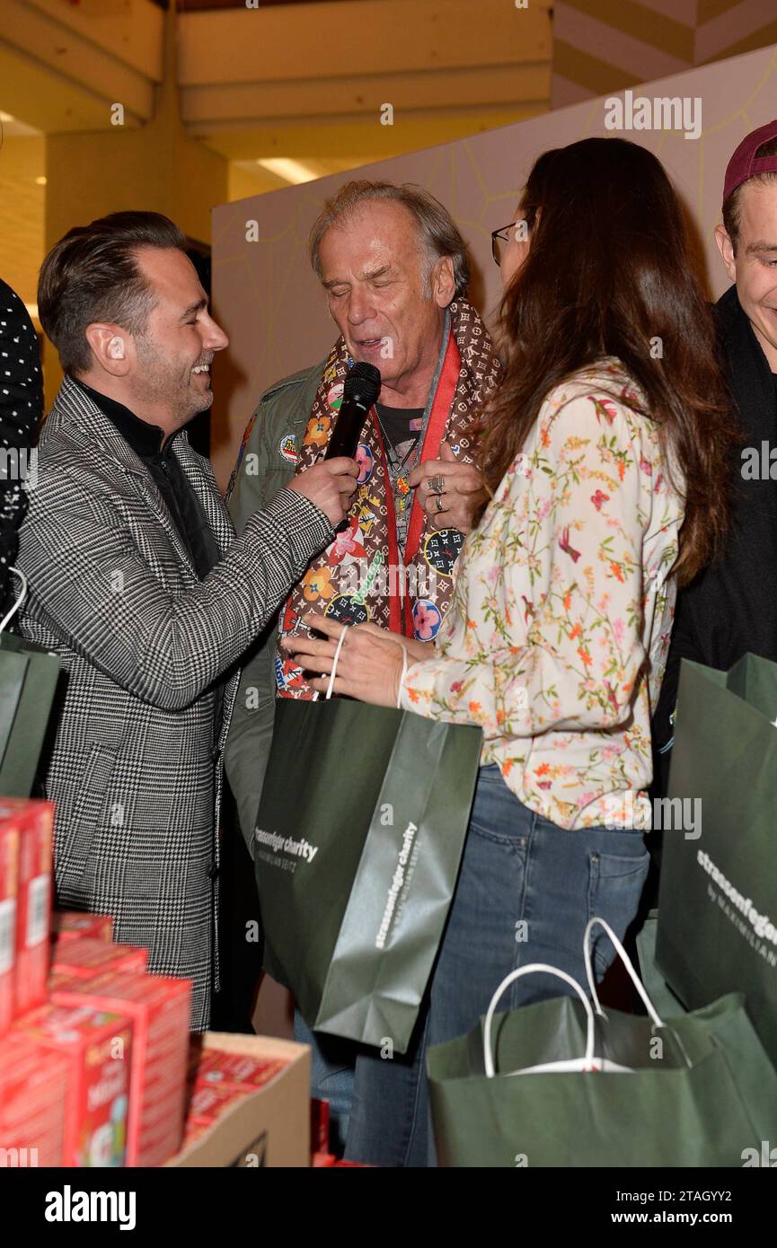 Wolfgang Fierek bei der Promi-Tüten Packaktion Strassenfeger Charity ...