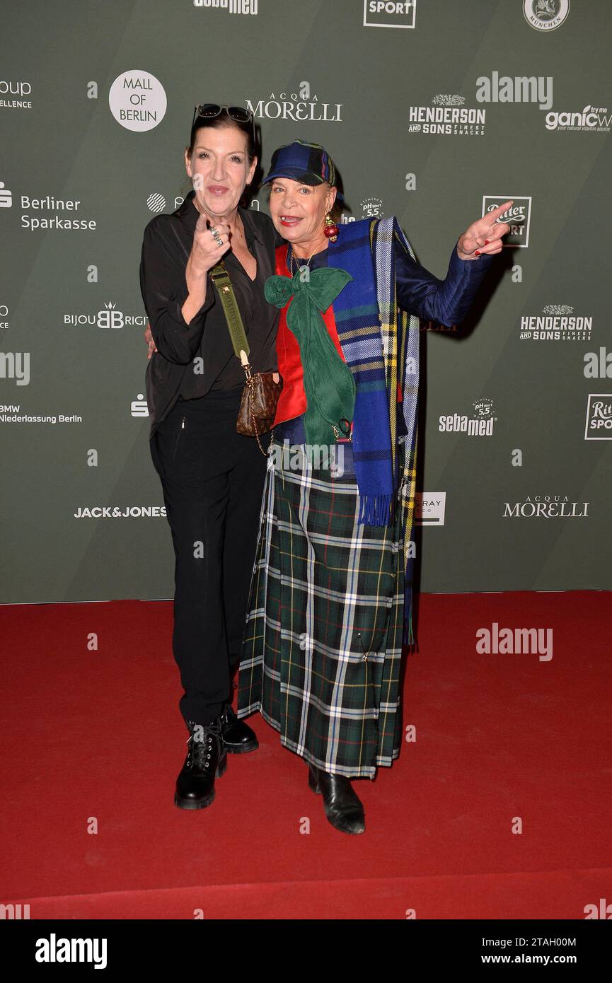 Katy Karrenbauer und Barbara Engel bei der Promi-Tüten Packaktion ...