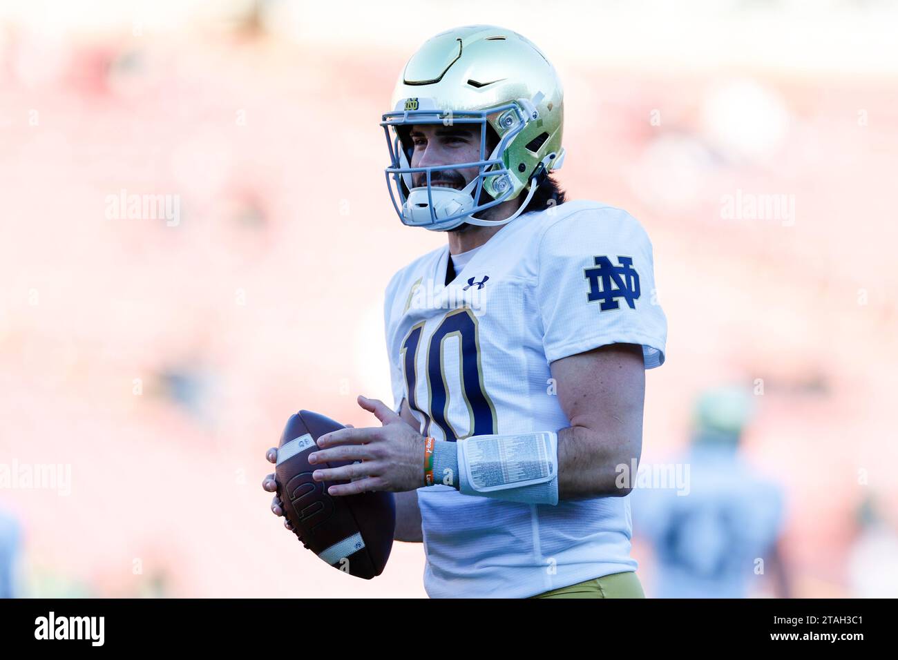 Notre Dame Fighting Irish quarterback Sam Hartman (10) warms up prior ...