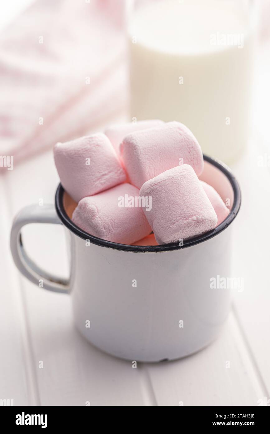 Sweet marshmallows candy in cup on the kitchen table Stock Photo - Alamy