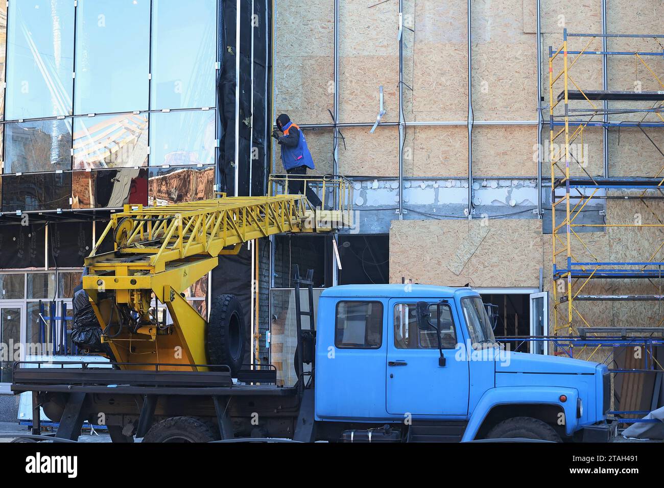 Non Exclusive: KHARKIV, UKRAINE - NOVEMBER 30, 2023 - A construction ...