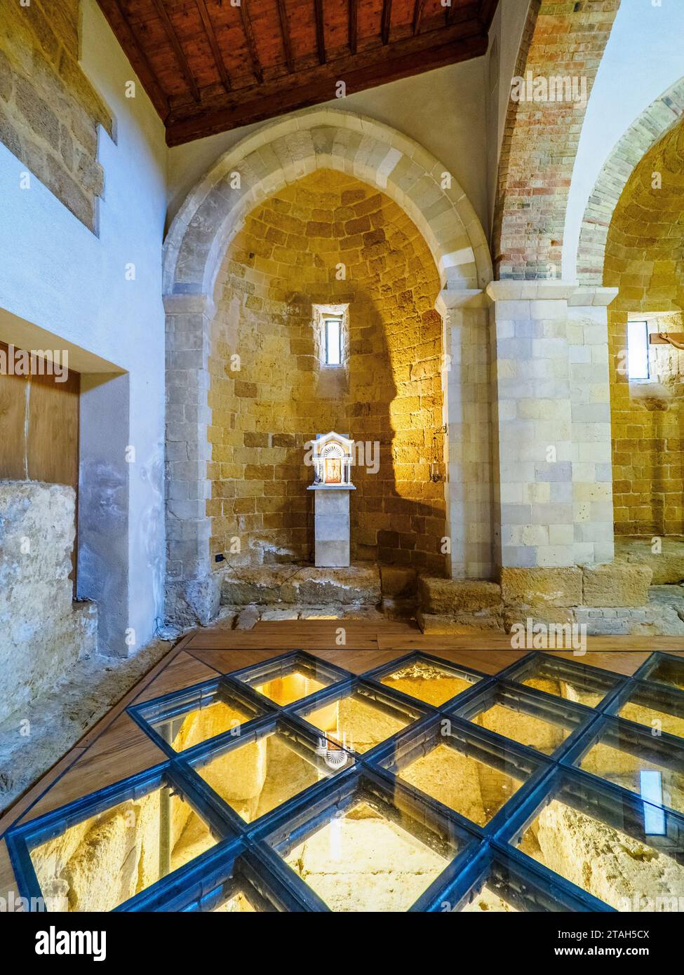 Inside roman catholic church hi-res stock photography and images - Alamy