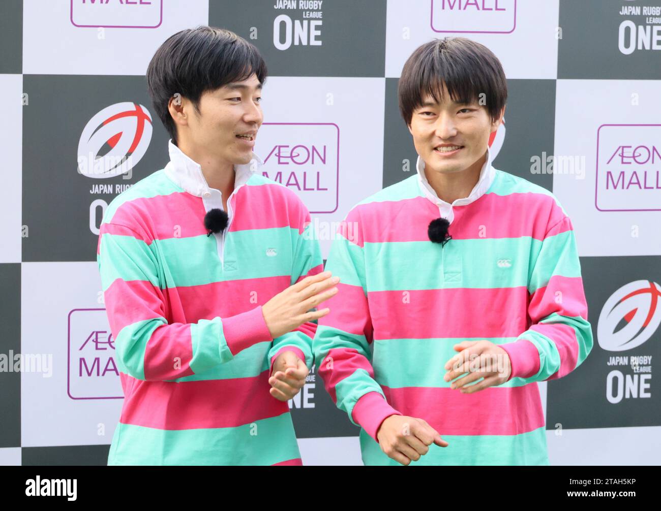 Tokyo, Japan. 1st Dec, 2023. Japan's comedy duo JaruJaru members Jumpei ...