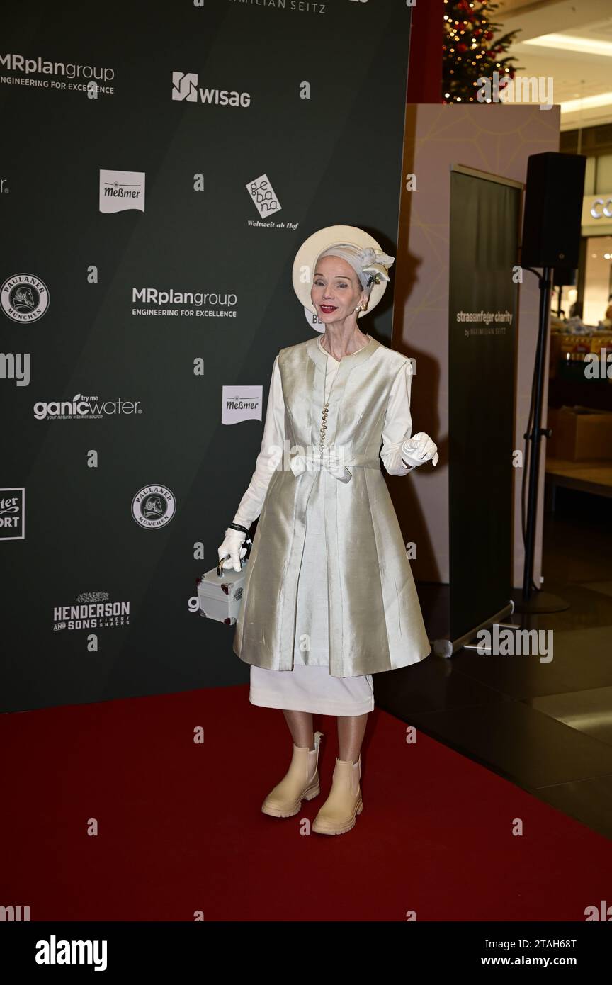 Britt Kanja bei der Strassenfeger Charity Aktion 2023 by Maximilian ...