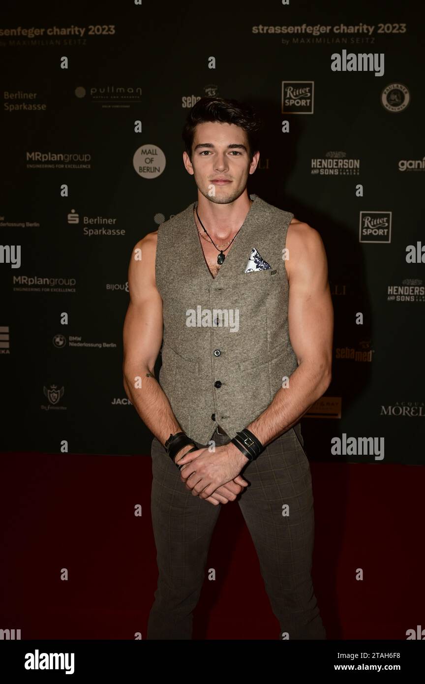 Peter Mairhofer bei der Strassenfeger Charity Aktion 2023 by Maximilian ...