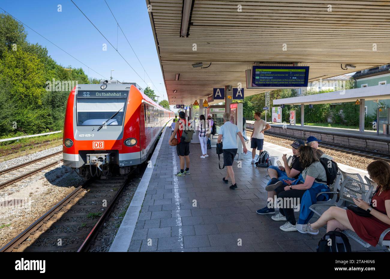 Eine S-Bahn der Linie S2 nach Muenchen Ostbahnhof faehrt auf dem ...