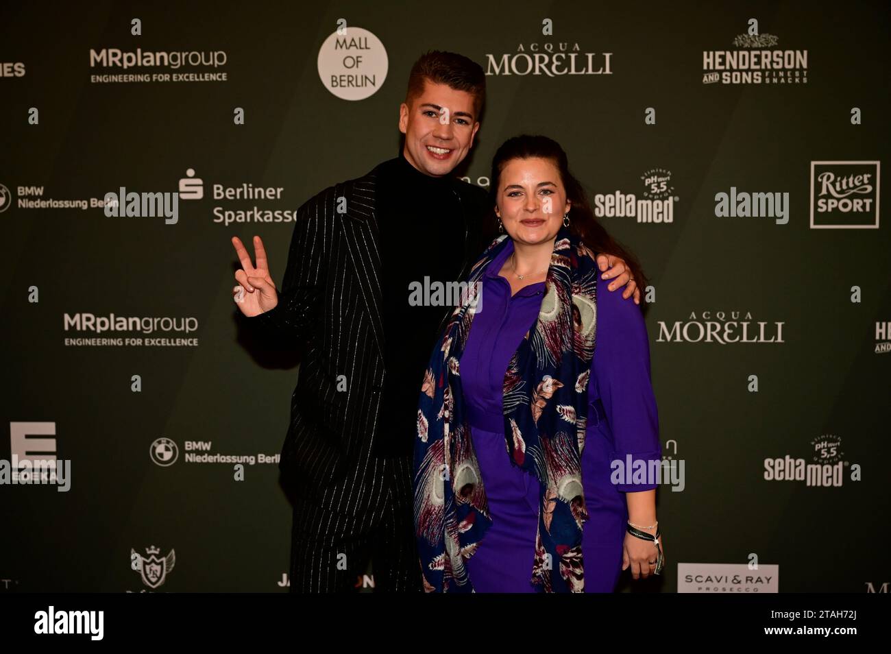 Maximilian Seitz und Ronja Forcher bei der Strassenfeger Charity Aktion ...