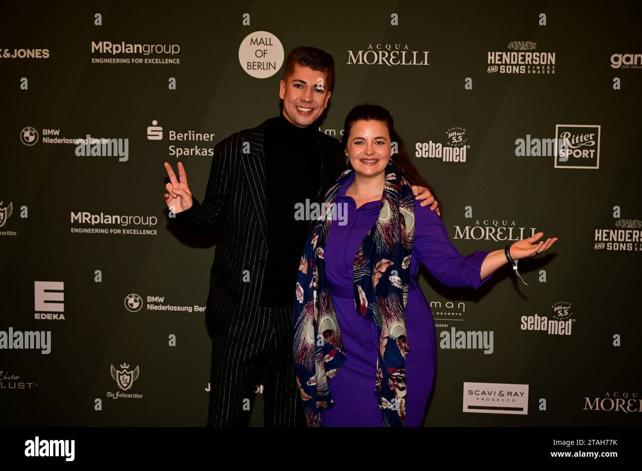 Maximilian Seitz und Ronja Forcher bei der Strassenfeger Charity Aktion ...