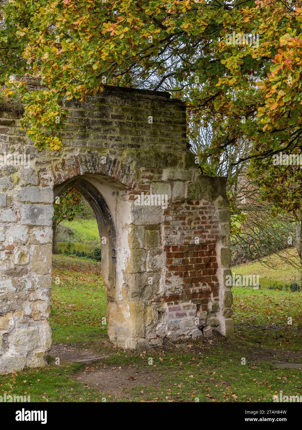 Gateway and Autumn Leaves, Ruined of Wallingford Castle, Castle Gardens ...