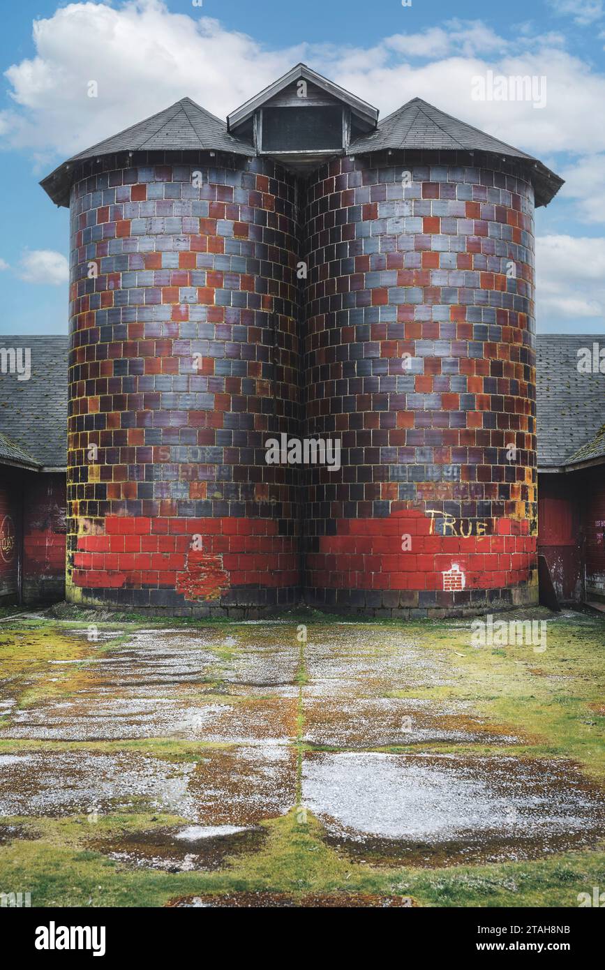 Huge tanks hi-res stock photography and images - Alamy