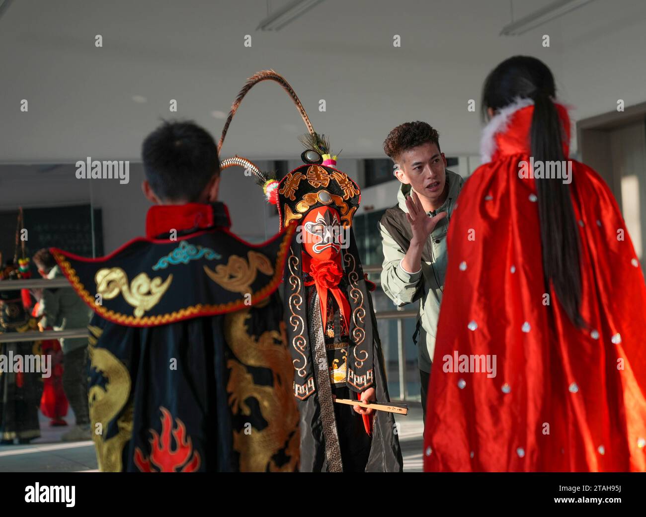 Chongqing, China's Chongqing. 28th Nov, 2023. Folk artist Li Yong (2nd ...