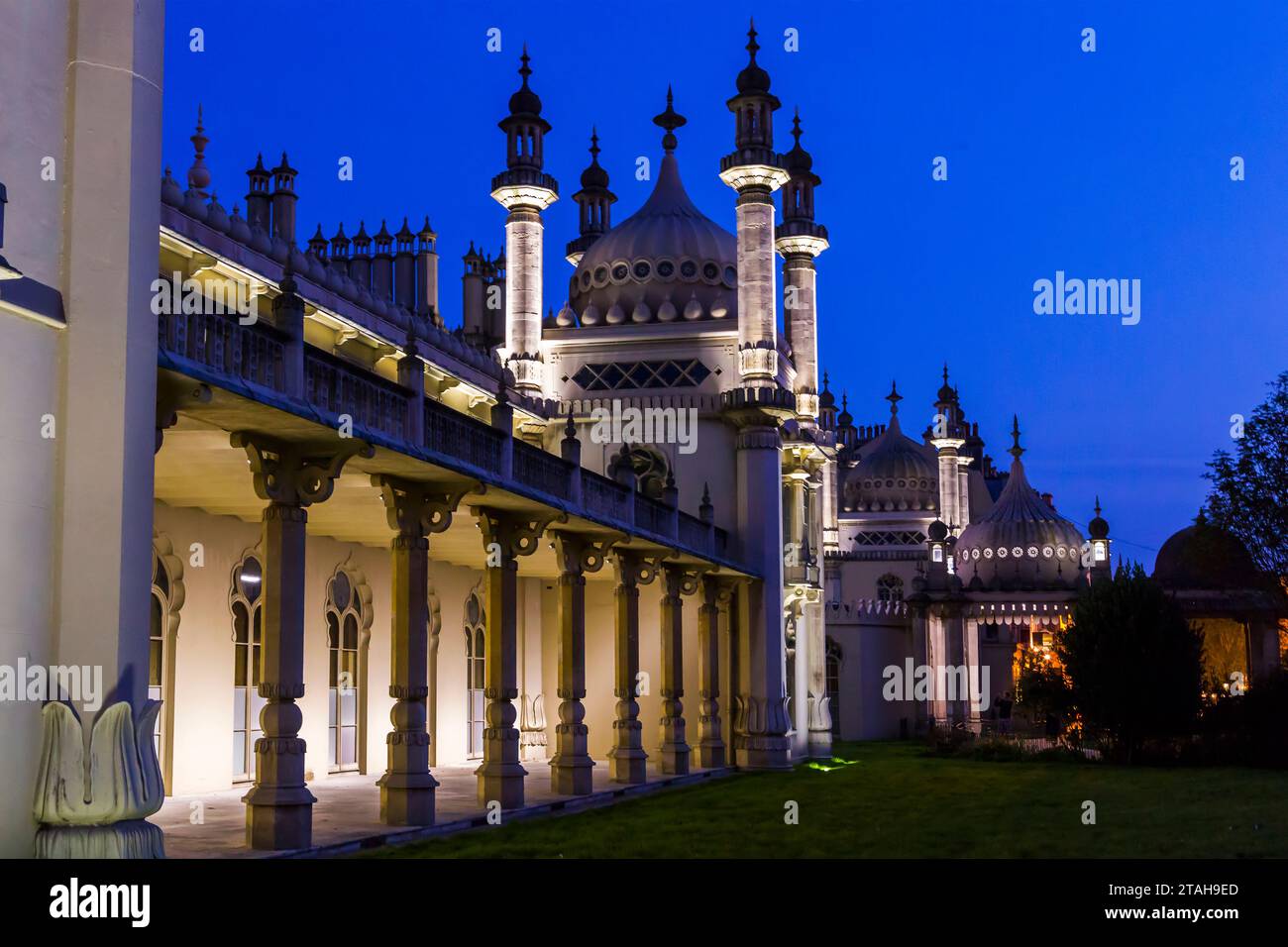 Brighton royal pavilion at night hi-res stock photography and images ...