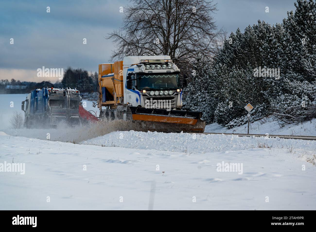 Truck putting salt hi-res stock photography and images - Alamy