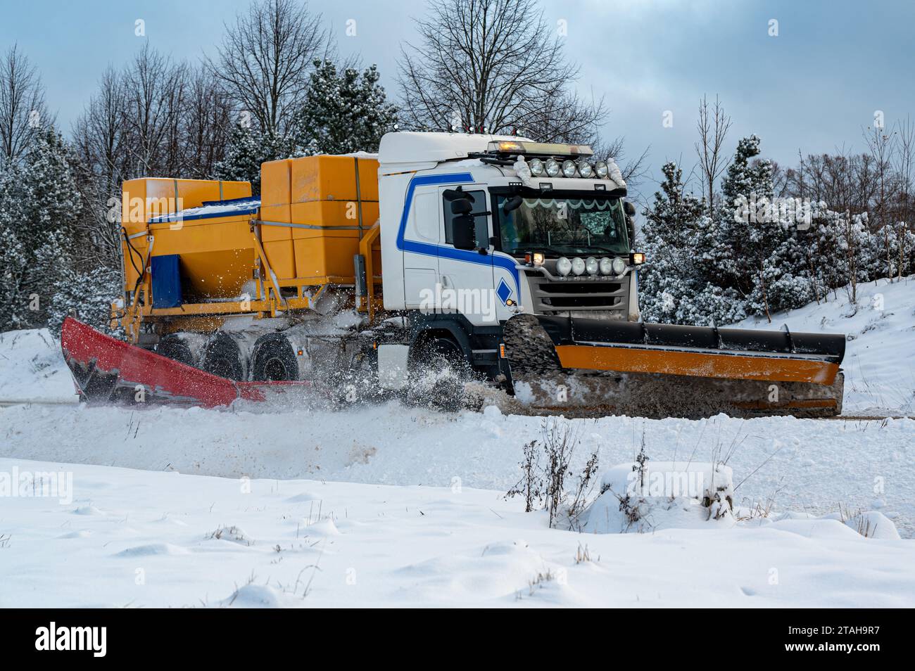 Truck putting salt hi-res stock photography and images - Alamy