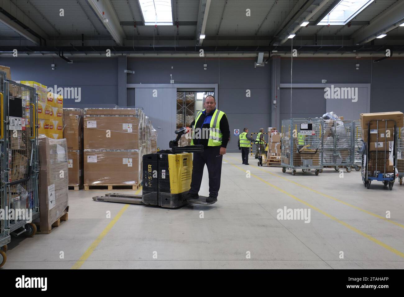 Zagreb, Croatia. 28th Nov, 2023. A Croatian Postal Service worker sorts ...