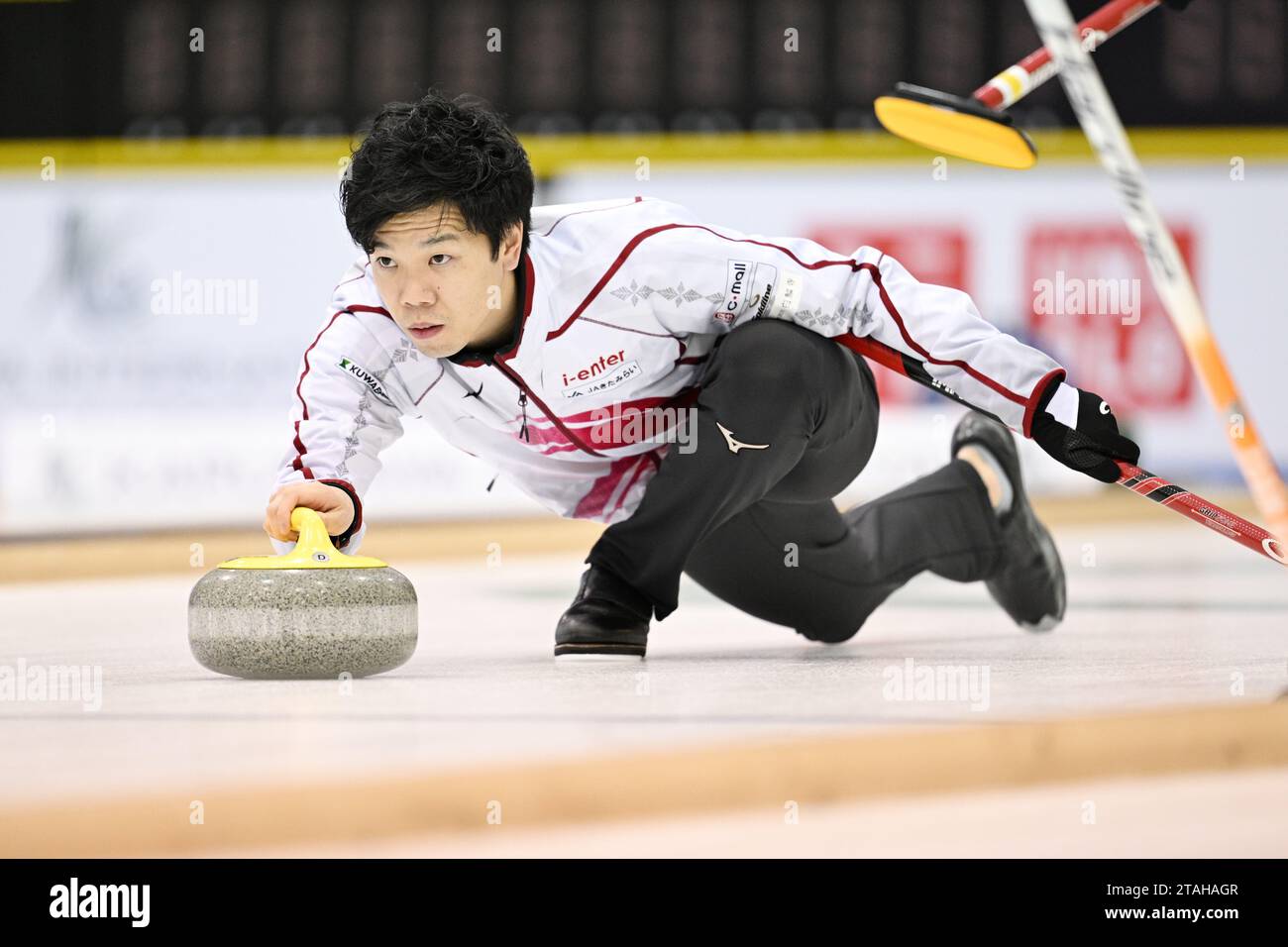 Karuizawa ice park, Nagano, Japan. 1st Dec, 2023. Kosuke Hirata (KiT Curling Club), DECEMBER 1 ...