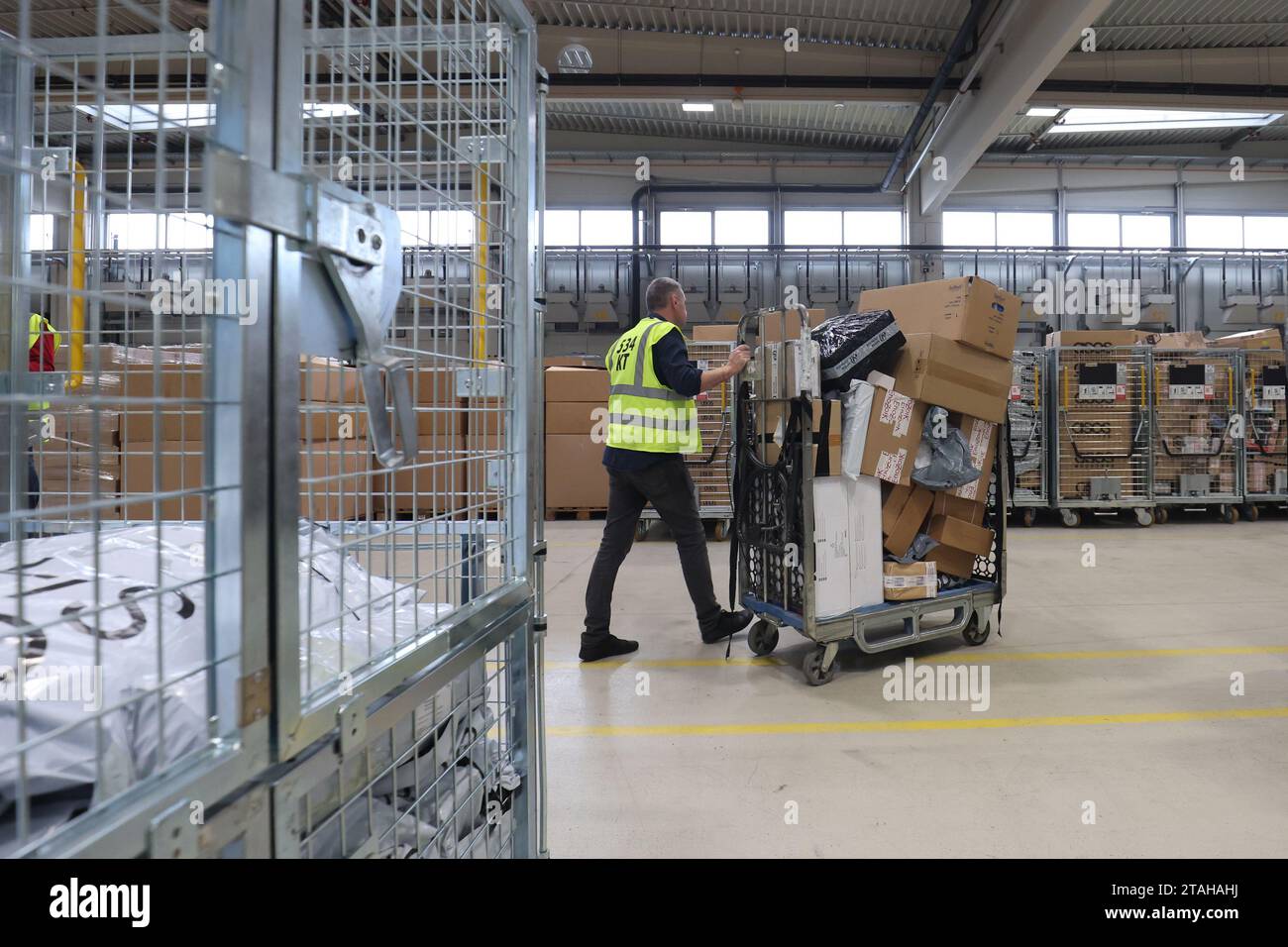 Zagreb, Croatia. 28th Nov, 2023. A Croatian Postal Service worker sorts ...