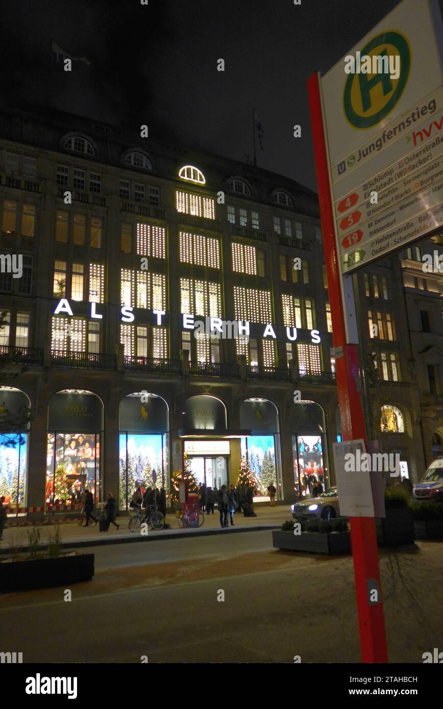 Das 1912 eröffnete Kaufhaus Alsterhaus am Hamburger Jungfernstieg mit ...