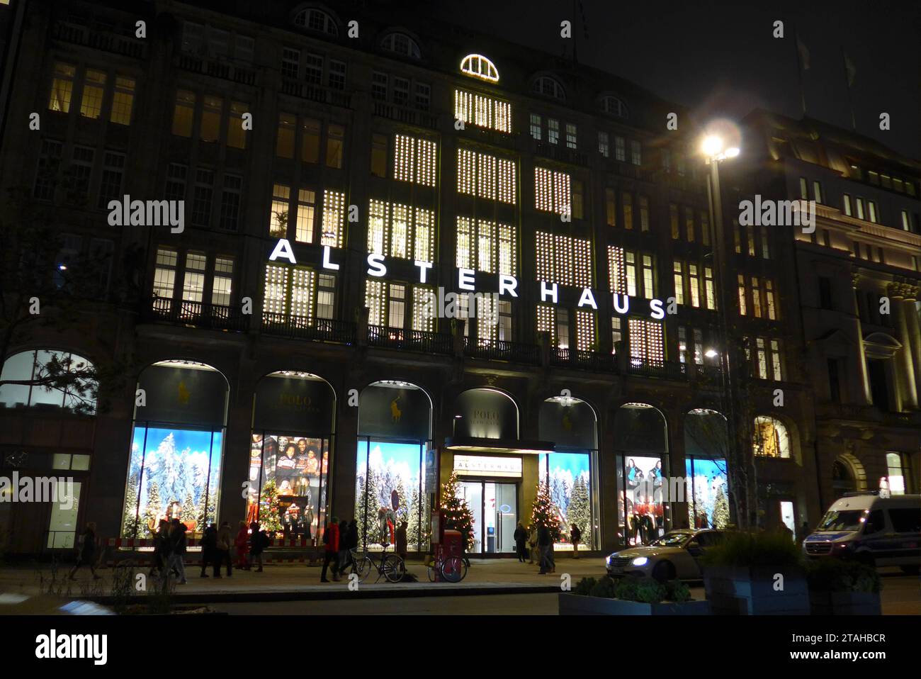 Das 1912 eröffnete Kaufhaus Alsterhaus am Hamburger Jungfernstieg mit ...