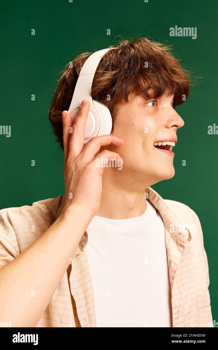 Side view close up portrait of emotional, pleasantly surprised man ...