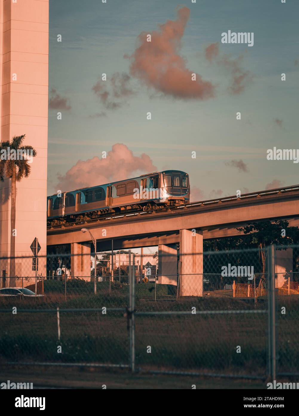 Train in the city hi-res stock photography and images - Alamy