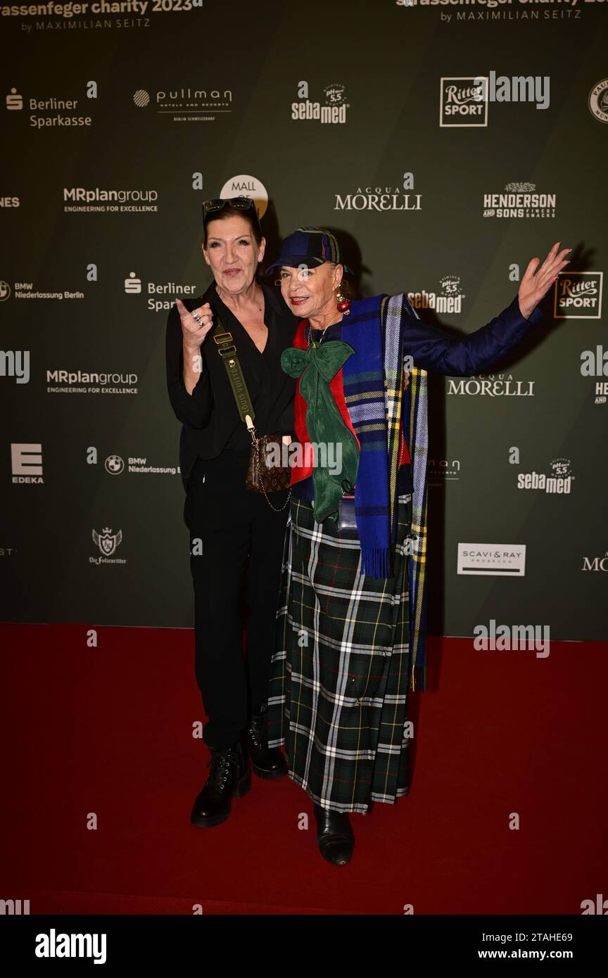 Katy Karrenbauer und Barbara Engel bei der Strassenfeger Charity Aktion ...