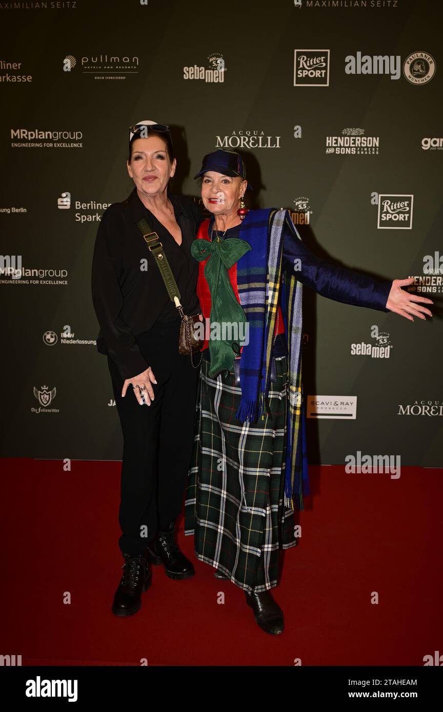Katy Karrenbauer und Barbara Engel bei der Strassenfeger Charity Aktion ...