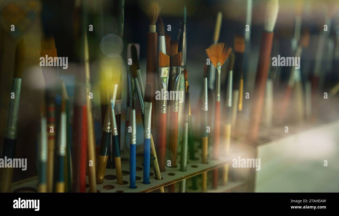 Paint brush shelf hi-res stock photography and images - Alamy