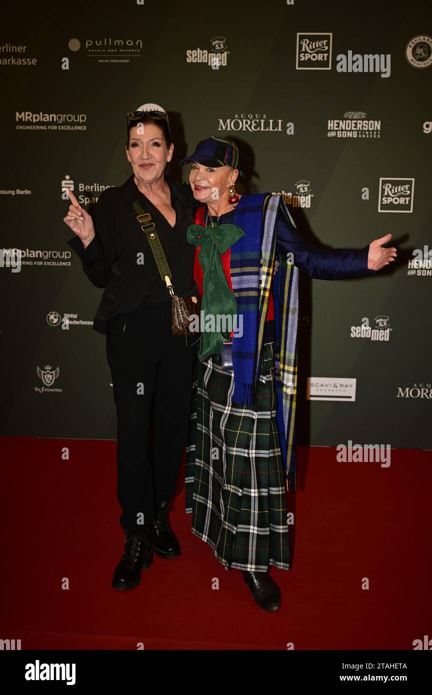 Katy Karrenbauer und Barbara Engel bei der Strassenfeger Charity Aktion ...