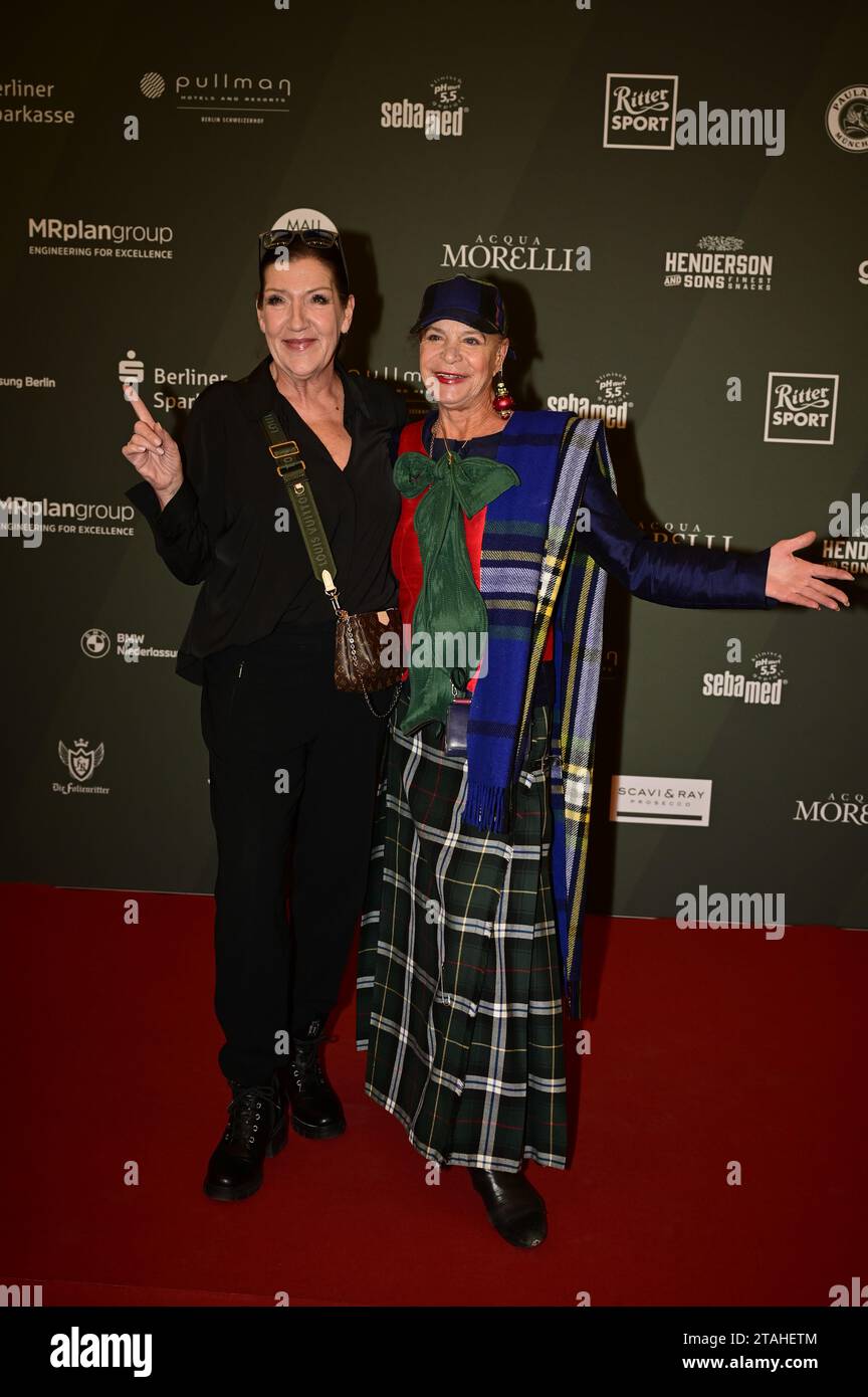 Katy Karrenbauer und Barbara Engel bei der Strassenfeger Charity Aktion ...