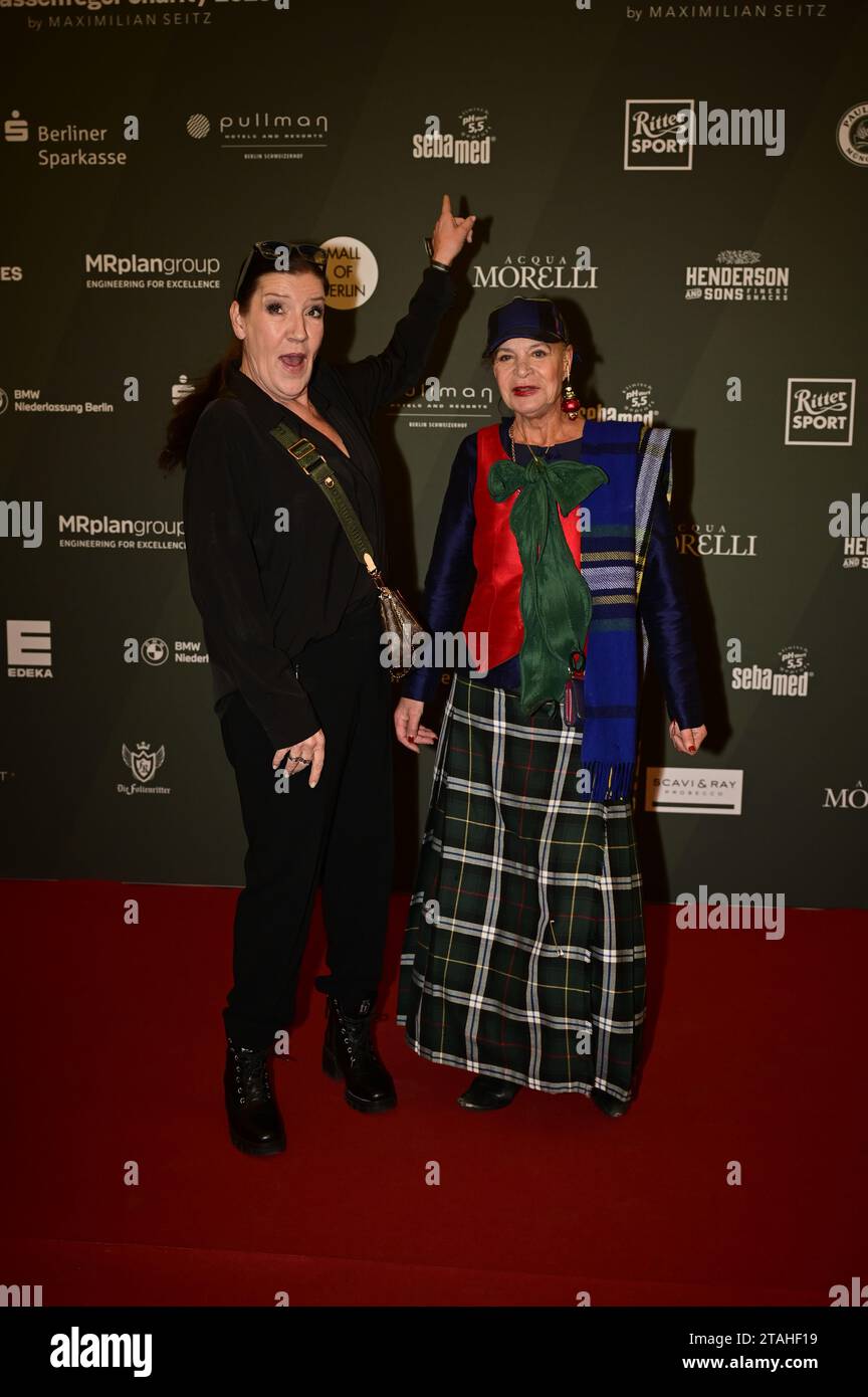 Katy Karrenbauer und Barbara Engel bei der Strassenfeger Charity Aktion ...