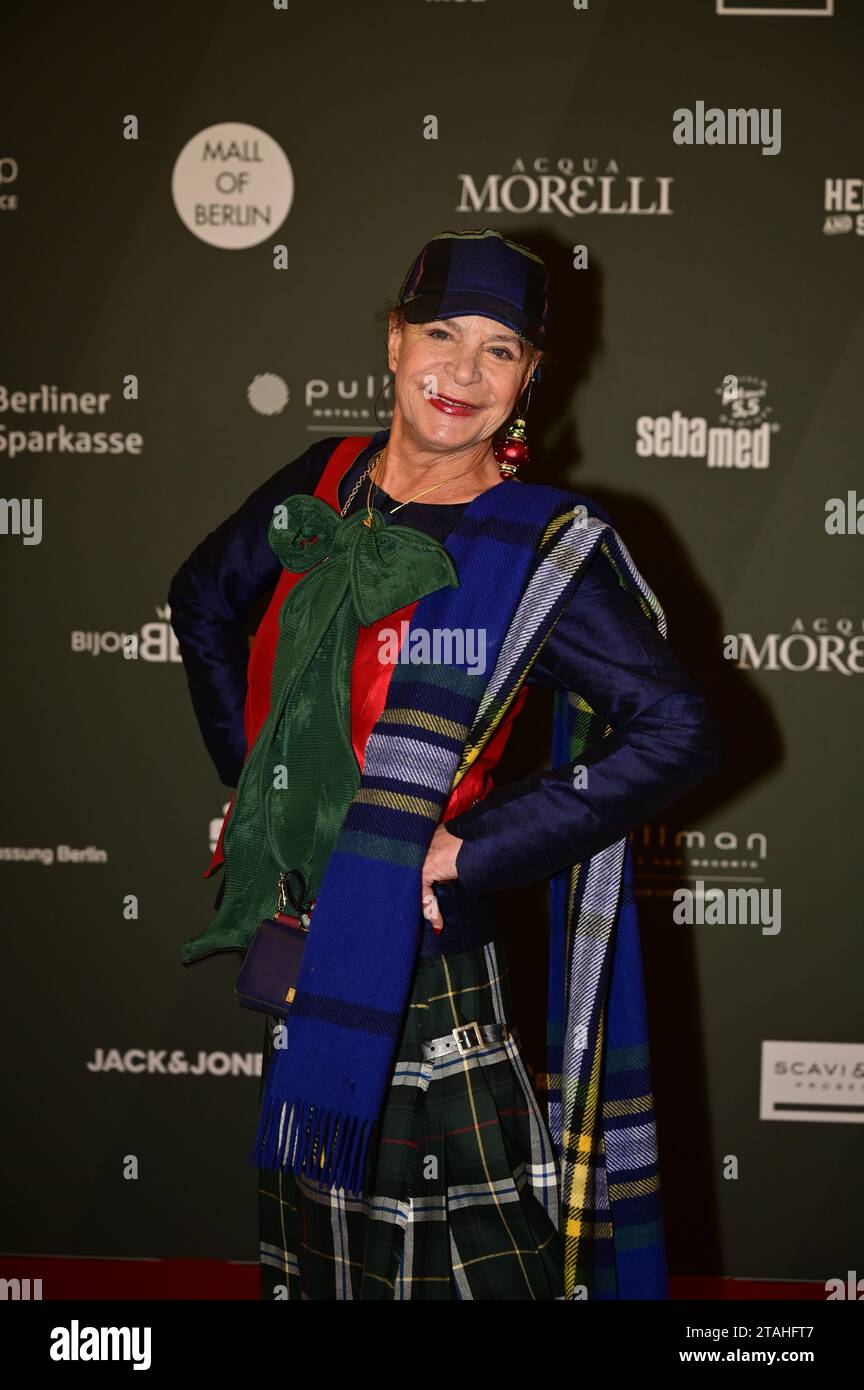 Barbara Engel bei der Strassenfeger Charity Aktion 2023 by Maximilian ...