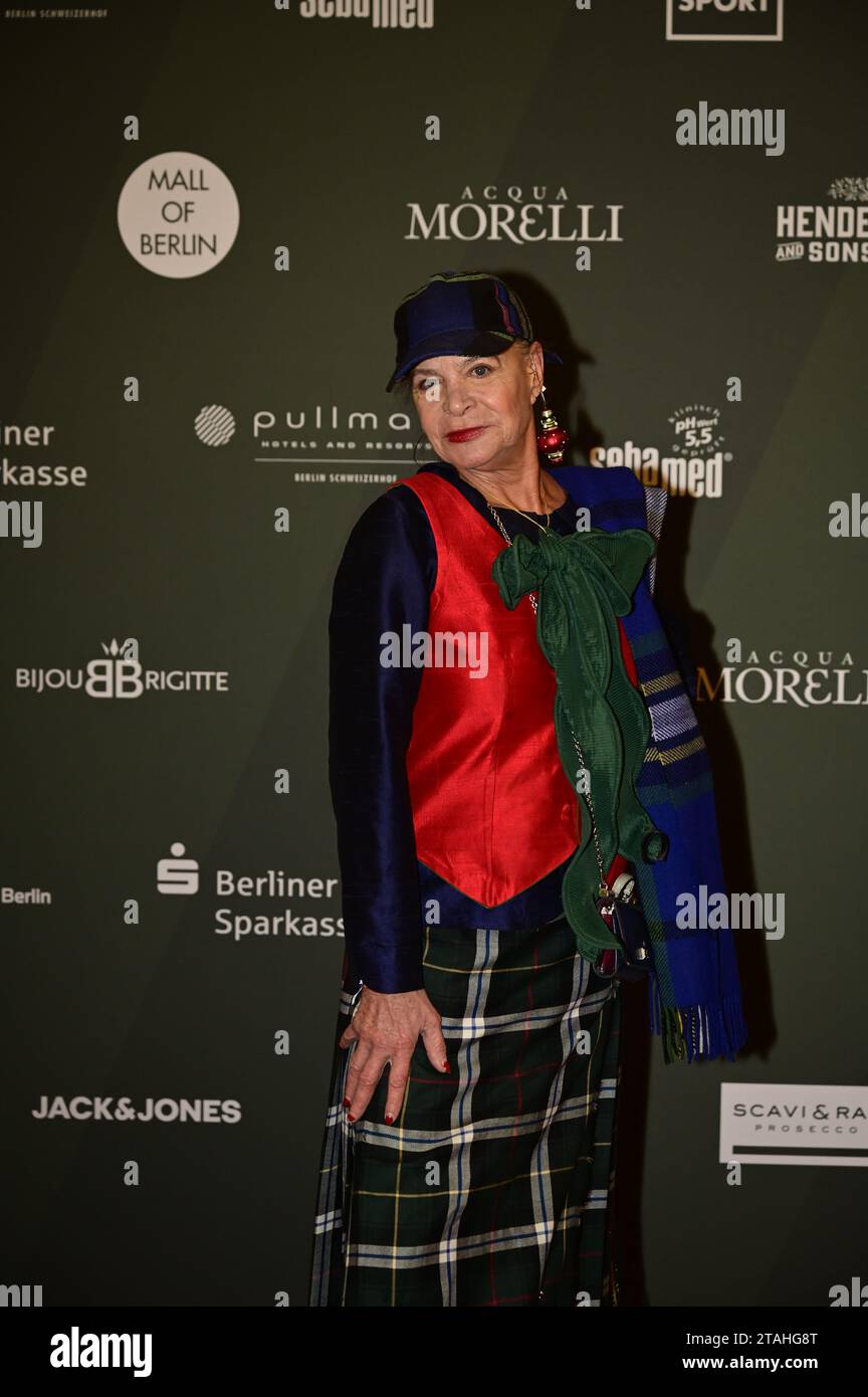 Barbara Engel bei der Strassenfeger Charity Aktion 2023 by Maximilian ...