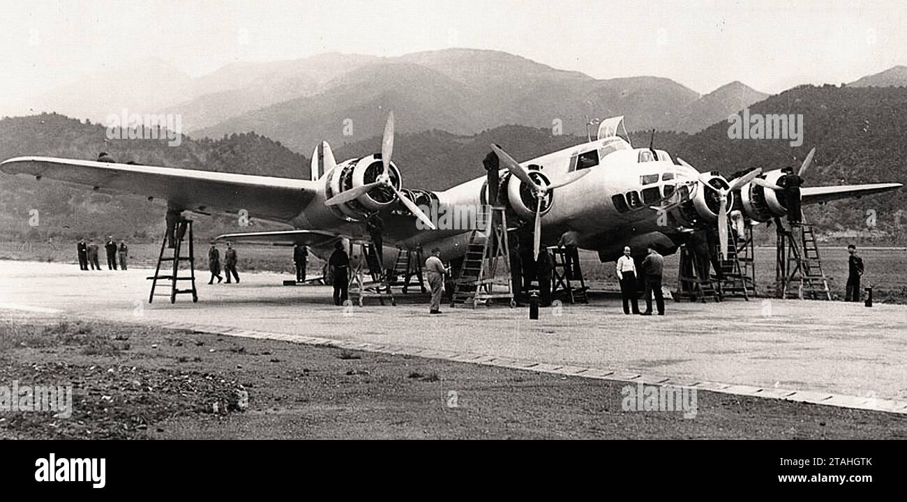 Vintage piaggio aircraft hi-res stock photography and images - Alamy