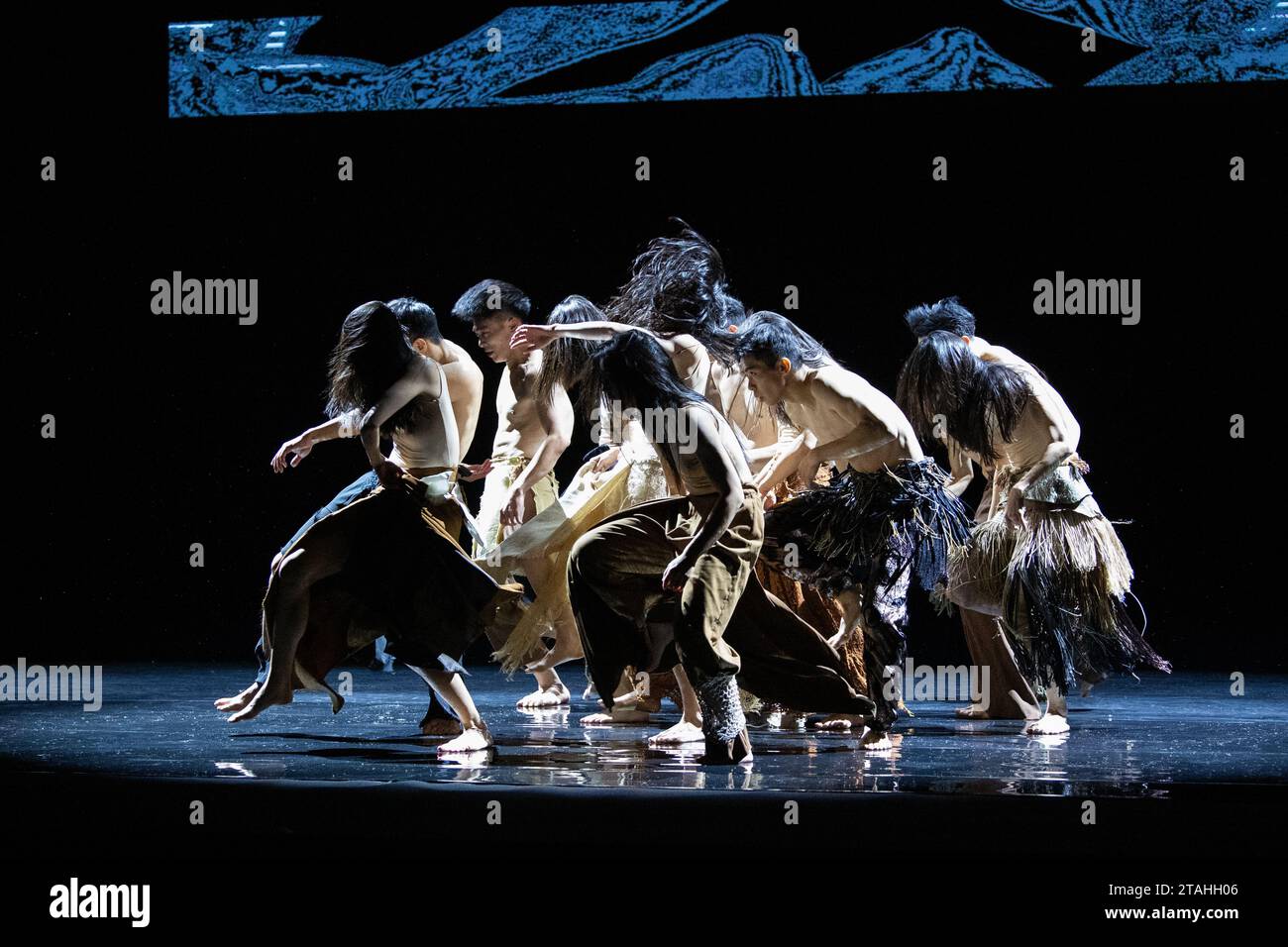 Cloud Gate Dance Theatre of Taiwan in performance of 'Lunar Halo' at ...
