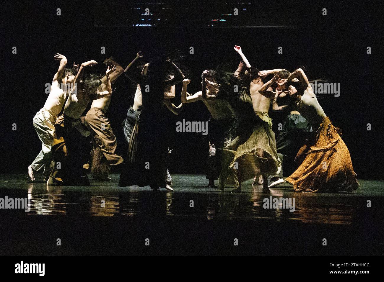 Cloud Gate Dance Theatre of Taiwan in performance of 'Lunar Halo' at ...