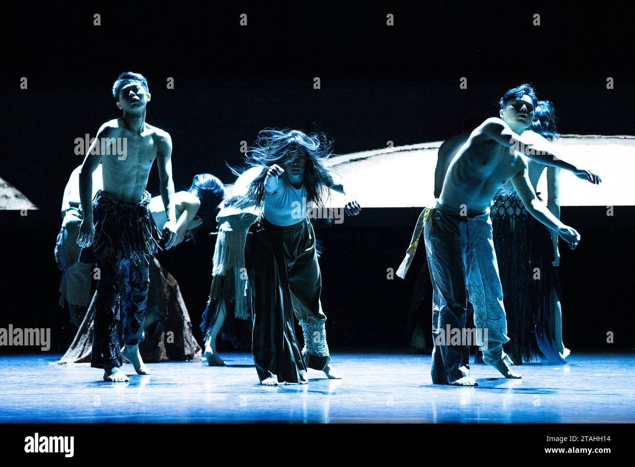 Cloud Gate Dance Theatre of Taiwan in performance of 'Lunar Halo' at ...