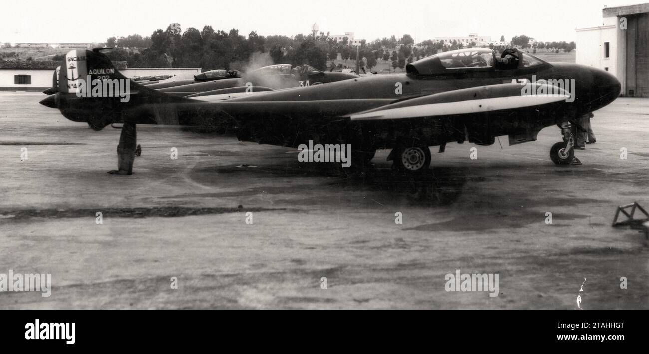 202 airplanes hi-res stock photography and images - Alamy