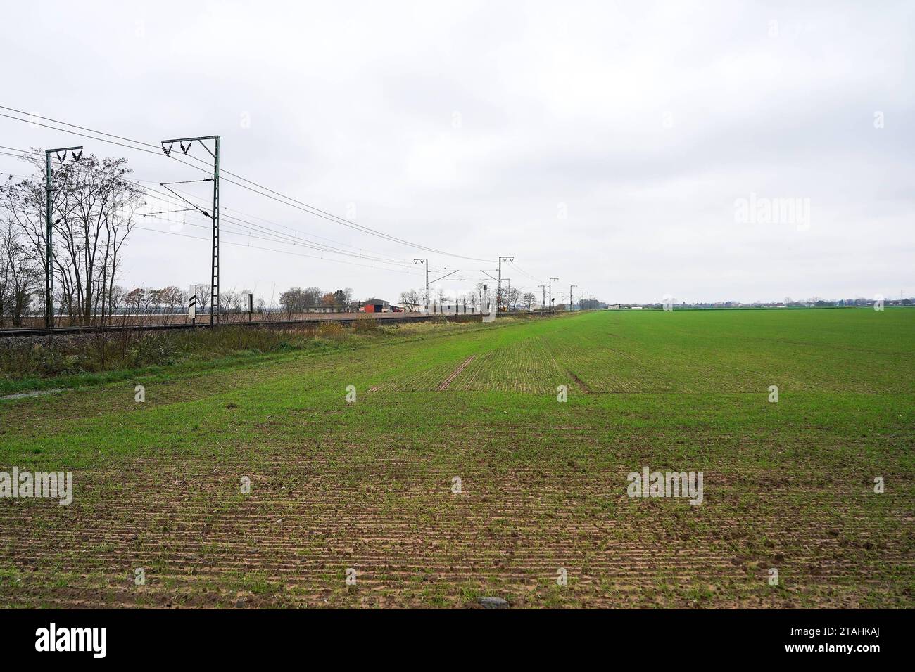 Auf der Ackerfläche nahe der Bahnlinie in Worfelden soll eine 70 Mwh ...