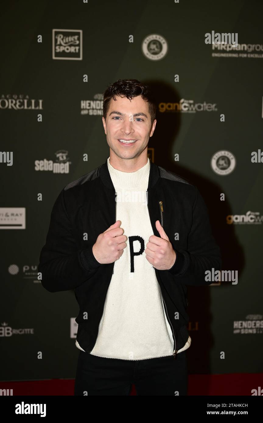 Julian David bei der Strassenfeger Charity Aktion 2023 by Maximilian ...