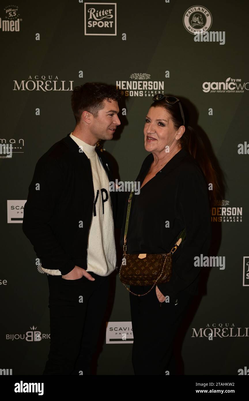 Julian David und Katy Karrenbauer bei der Strassenfeger Charity Aktion ...