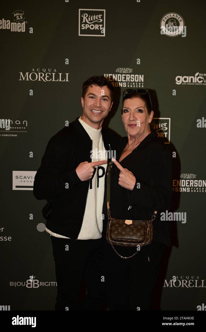 Julian David und Katy Karrenbauer bei der Strassenfeger Charity Aktion ...