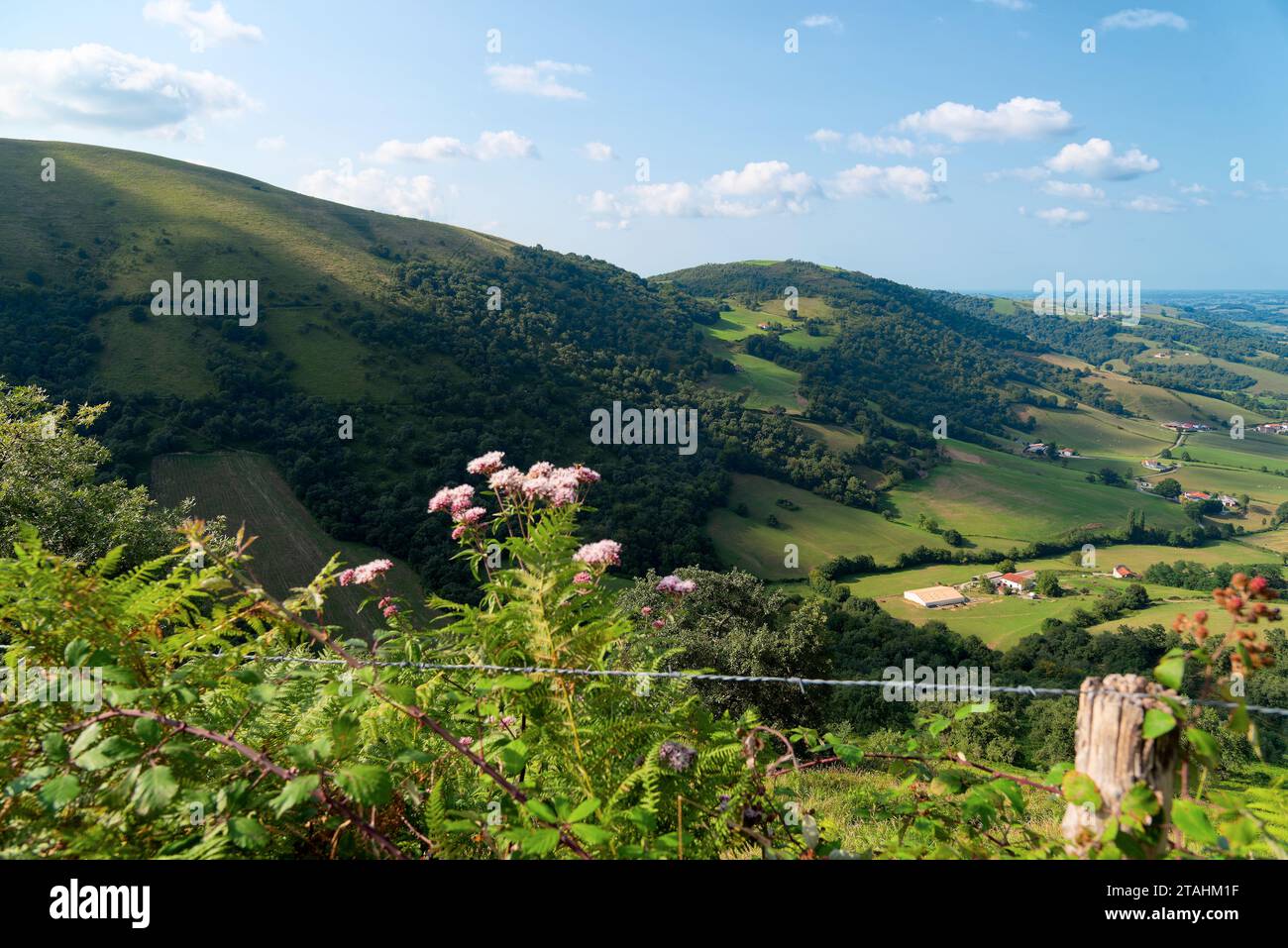 les paysages de la campagne du pays basque français dans les environs d ...