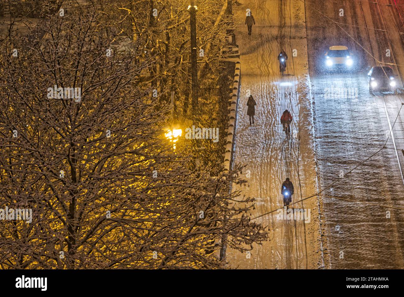 Winter-Wetter. Schlechte Fahrbahnverhältnisse durch Schneefall in ...