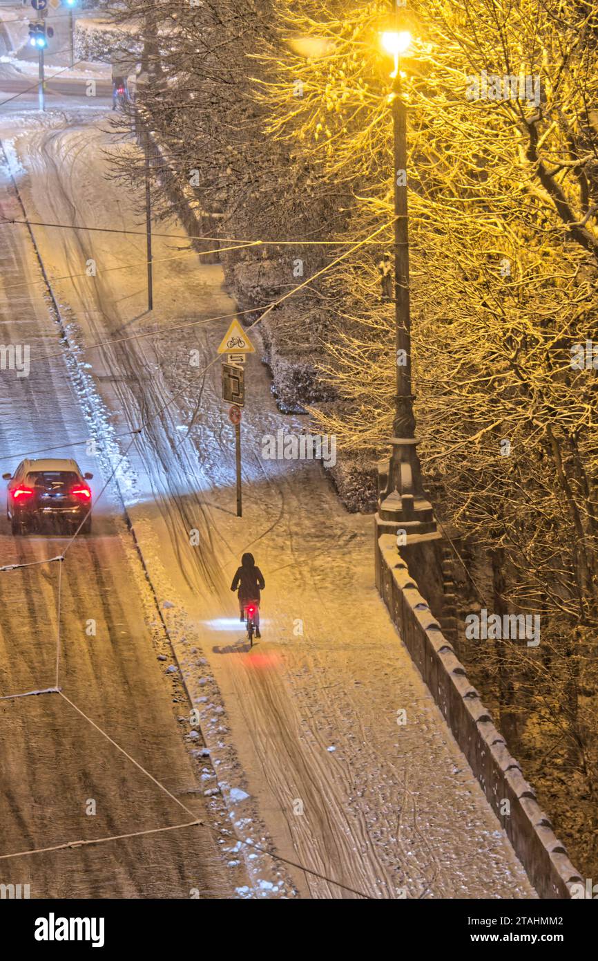Winter-Wetter. Schlechte Fahrbahnverhältnisse durch Schneefall in ...