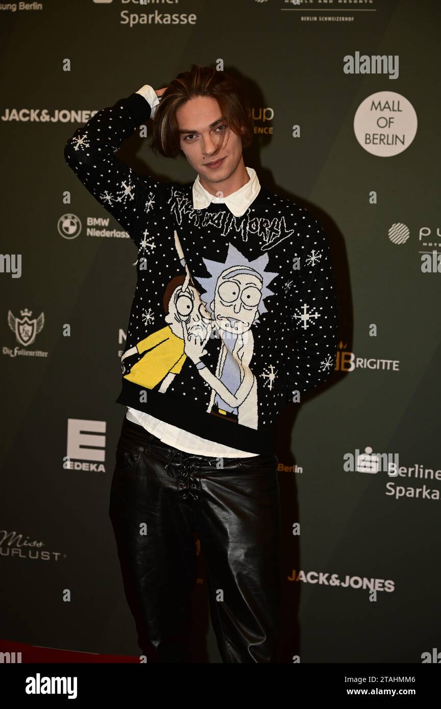 Tim Rasch bei der Strassenfeger Charity Aktion 2023 by Maximilian Seitz ...