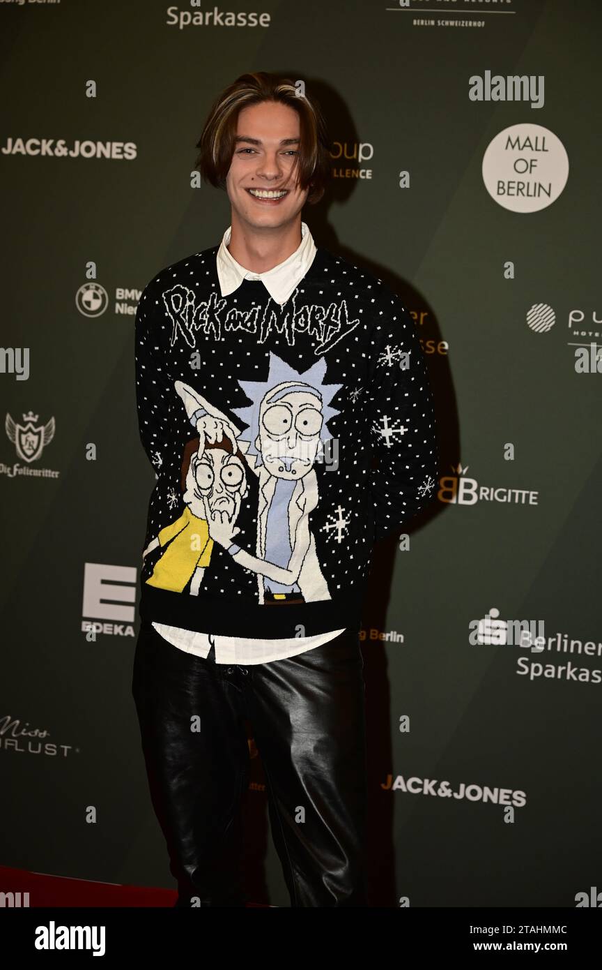 Tim Rasch bei der Strassenfeger Charity Aktion 2023 by Maximilian Seitz ...