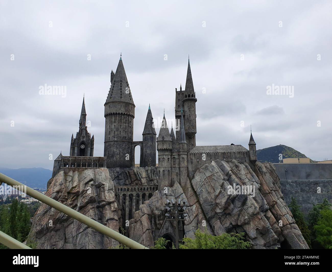 A scenic view of Hogwarts castle in the Wizarding World of Harry Potter ...